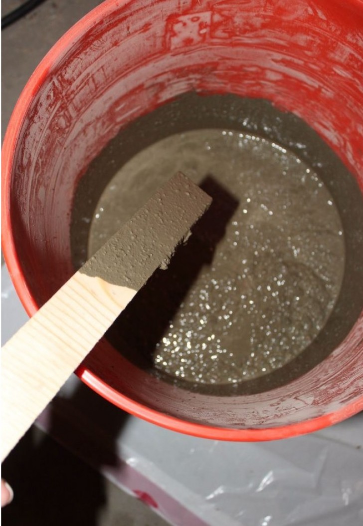 Come creare un bellissimo vaso usando solo un asciugamani e del cemento ... Come creare un bellissimo vaso usando solo un asciugamani e del cemento ...